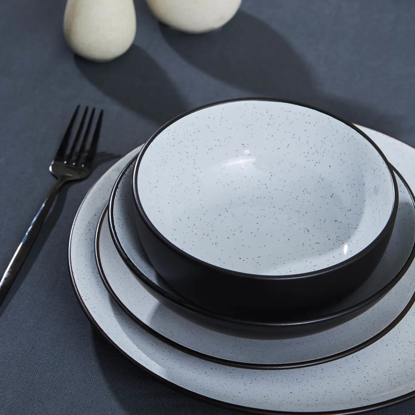 Karaca Borken 16-Piece Stoneware Dinner Set for 4 People, White Black